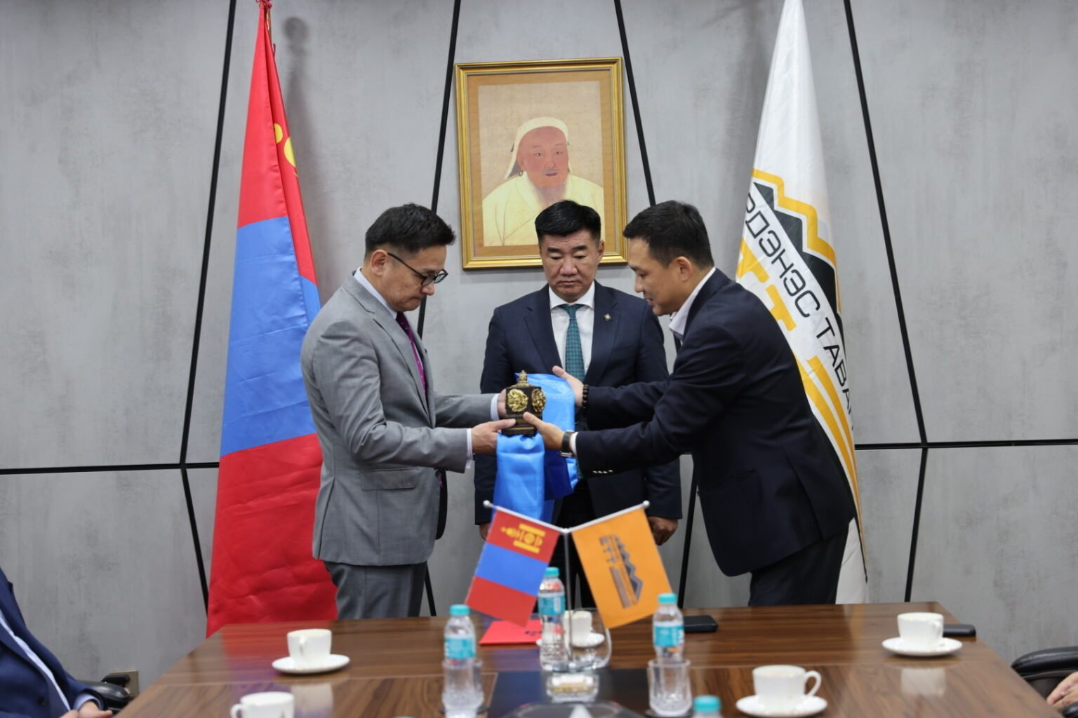 “Эрдэнэс тавантолгой” хк-д Онцгой дэглэм тогтоож,бүрэн эрхт ...