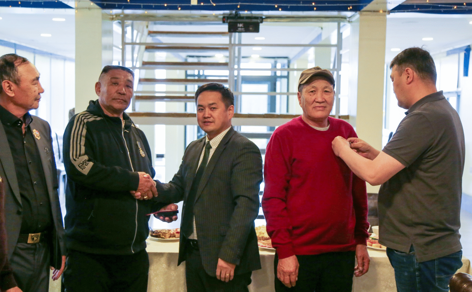 “Эрдэнэс Тавантолгой” ХК ахмадууддаа хүндэтгэл үзүүллээ – www.murch.mn